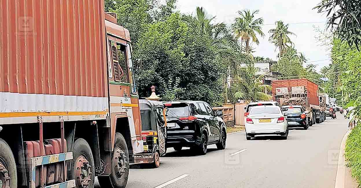 ദേശീയപാതയിലെ ഗതാഗതക്കുരുക്ക്: ഭാരവാഹനങ്ങളും വഴി തിരിച്ചെത്തി മാളയിലും അന്നമനടയിലും ഗതാഗതം ...