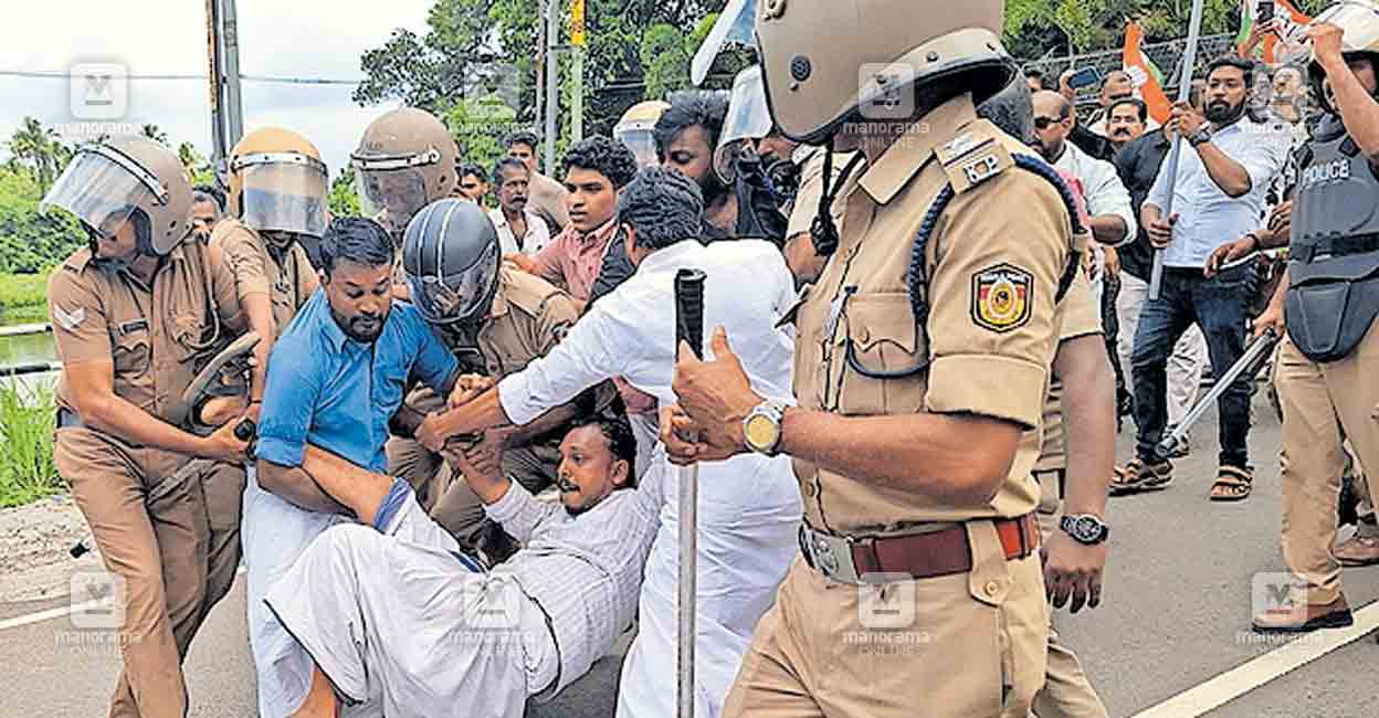 യൂത്ത് കോൺഗ്രസ് പൊലീസ് സ്റ്റേഷൻ മാർച്ചിൽ ഉന്തുംതള്ളും; കേസെടുത്തു ...