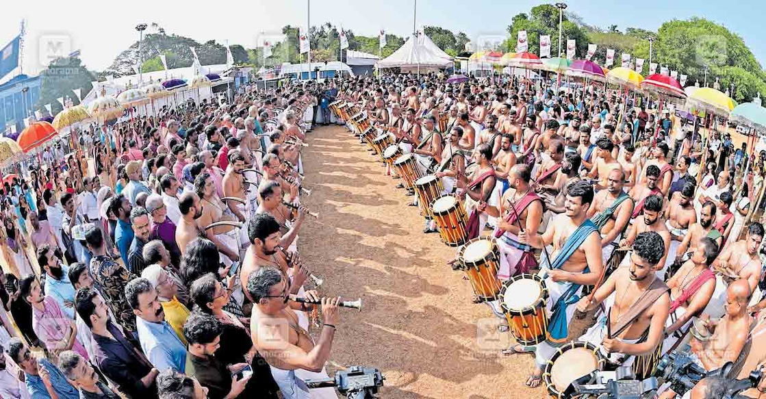 മാസം മാറി കുടമാറ്റം, താളം മാറാതെ മേളം; കലോത്സവ വേദിയെ ആവേശത്തിലാക്കി ...