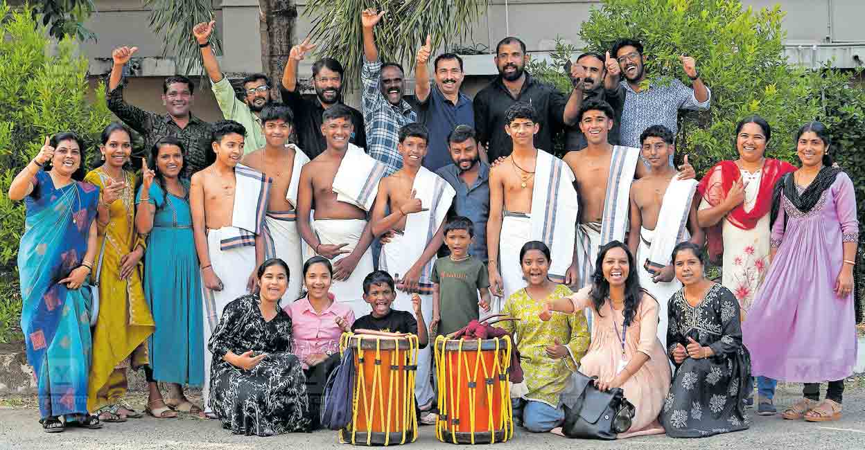 ഒരൊറ്റ കലോത്സവ വിജയം ഒരു നാടിനെ ചെണ്ട ഗ്രാമമാക്കി മാറ്റിയ കഥ; അതൊരു ...