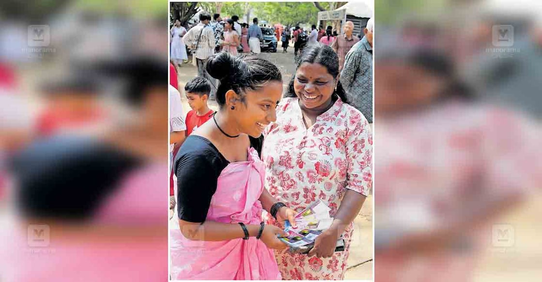 ലോട്ടറിയല്ല, ഇത് കഠിനാധ്വാനം; അമ്മയ്ക്കൊപ്പം ലോട്ടറി വിറ്റ് താങ്ങായി നി ...