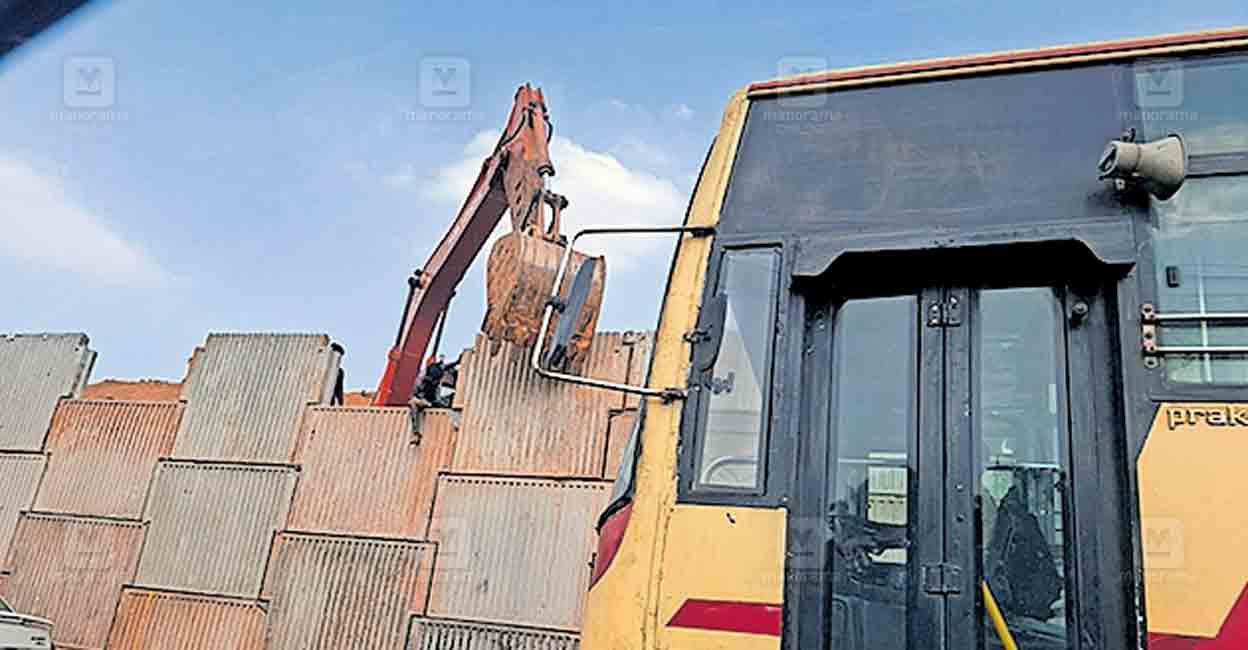 ചിറങ്ങരയിലെ ദേശീയപാത അടിപ്പാത വീഴ്ച തുടരുന്നു; റോഡിന്റെ പാ ...