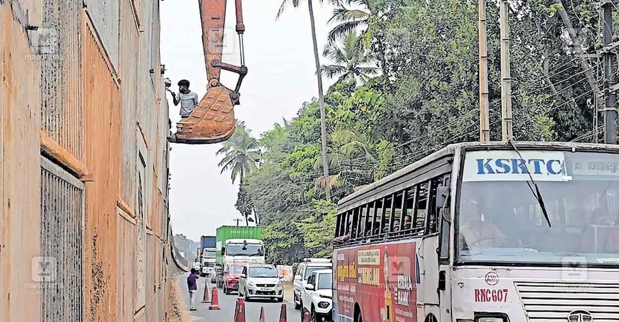 ചിറങ്ങരയിൽ ദേശീയപാത അനുബന്ധ റോഡിന്റെ പാർശ്വഭിത്തിയുടെ തകരാർ പരിഹരിച്ചു ...