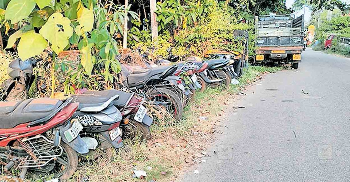 സൂക്ഷിക്കാൻ സ്ഥലമില്ല; ആളൂരിൽ വഴിമുടക്കി കസ്റ്റഡി വാഹനങ്ങൾ | Aloor ...