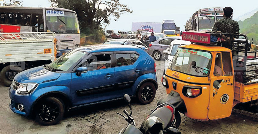 ചുരത്തിൽ കെഎസ്ആർടിസി ബസ് കേടായി; ഗതാഗതം തടസ്സപ്പെട്ടു