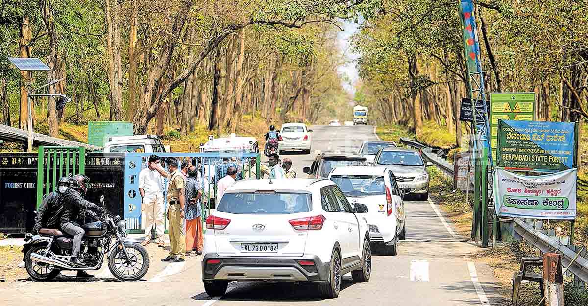 വാഹനങ്ങൾ തടഞ്ഞു, പിന്നെ വിട്ടു; തടഞ്ഞതും കടത്തി വിട്ടതും തോന്നിയ പോലെ