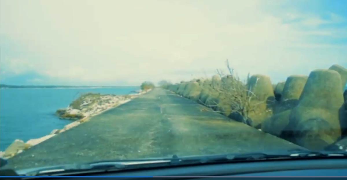 കടലിലേക്ക് രണ്ട് കിലോമീറ്ററോളം നീളത്തിൽ ഒരു റോഡ് തീർത്താ ...