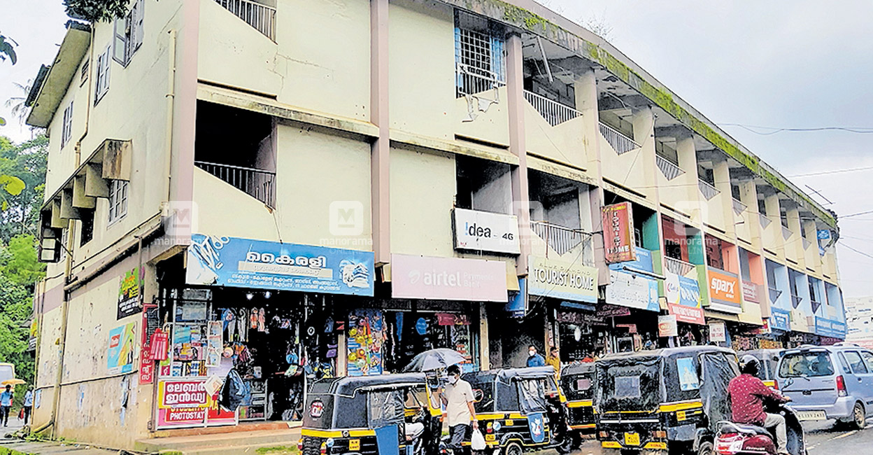 മാനന്തവാടി നഗരസഭ ബസ് സ്റ്റാൻഡ് അപകടാവസ്ഥയിൽ