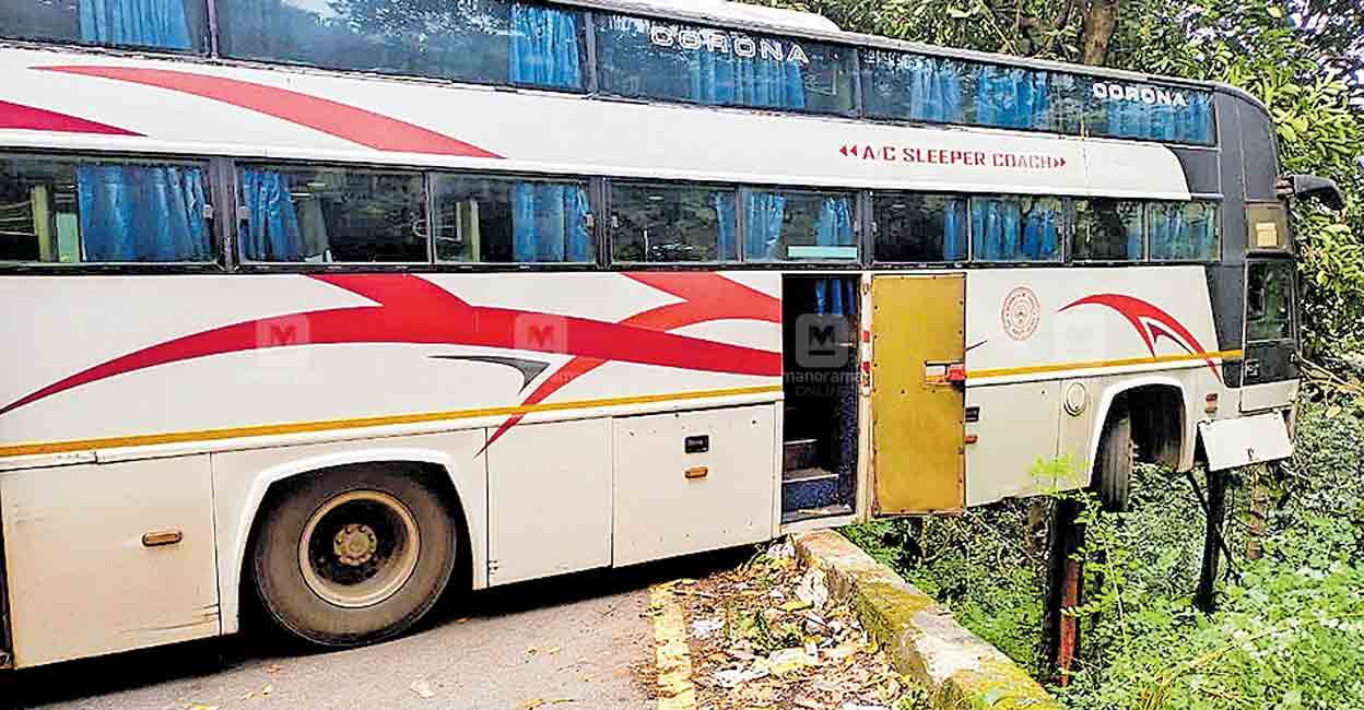 ചുരത്തിൽ ബസപകടം, പകുതി ഭാഗം കൊക്കയിൽ; ഒഴിവായത് വലിയ ദുരന്തം