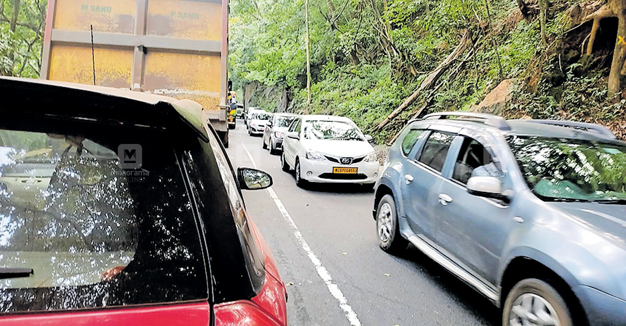 ലോറികളും ബസുകളും ചുരത്തിൽ കുടുങ്ങുന്നു; ക്രെയിൻ സംവിധാനം പ്രഖ്യാപനത്തി ...