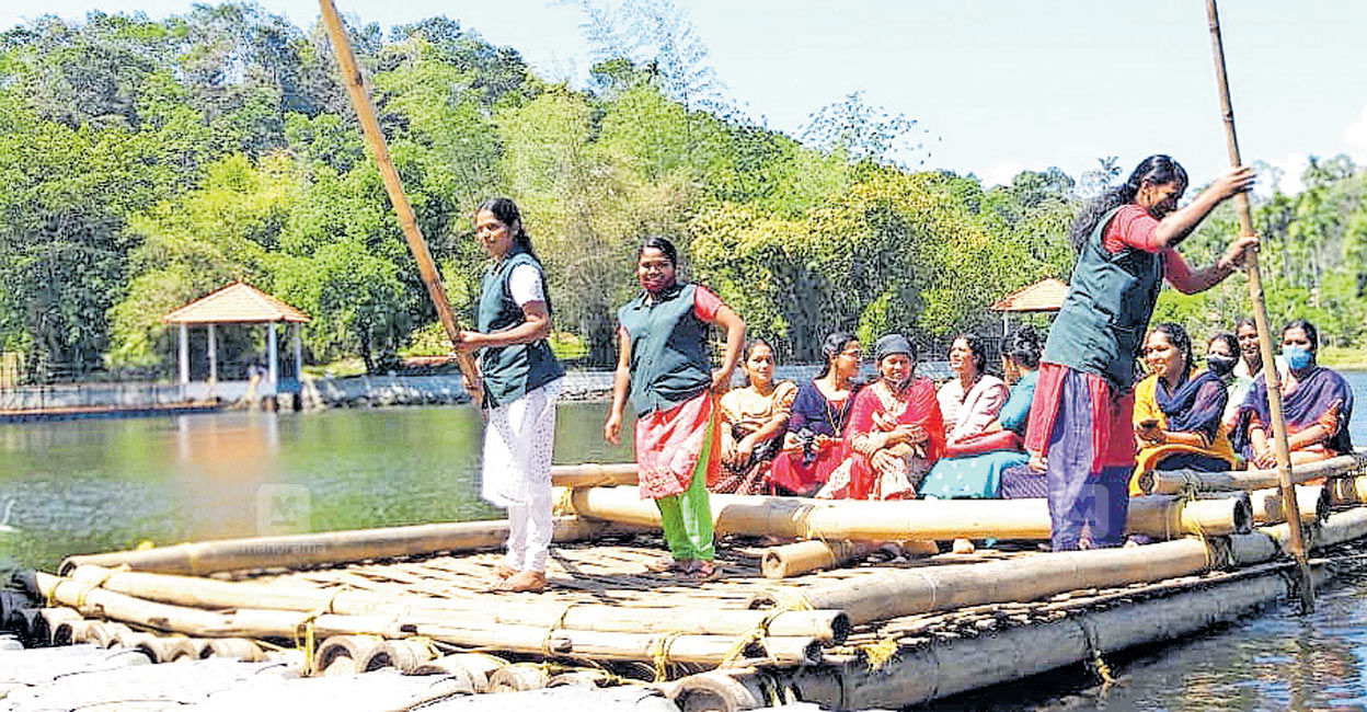 വനിതാദിനത്തിൽ കറലാട് ചിറയിൽ ചങ്ങാടം തുഴയാൻ സ്ത്രീ ജീവനക്കാ‍ർ