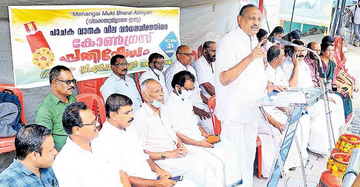 ഇന്ധന വിലക്കയറ്റം; നാടെങ്ങും പ്രതിഷേധവുമായി കോൺഗ്രസ്