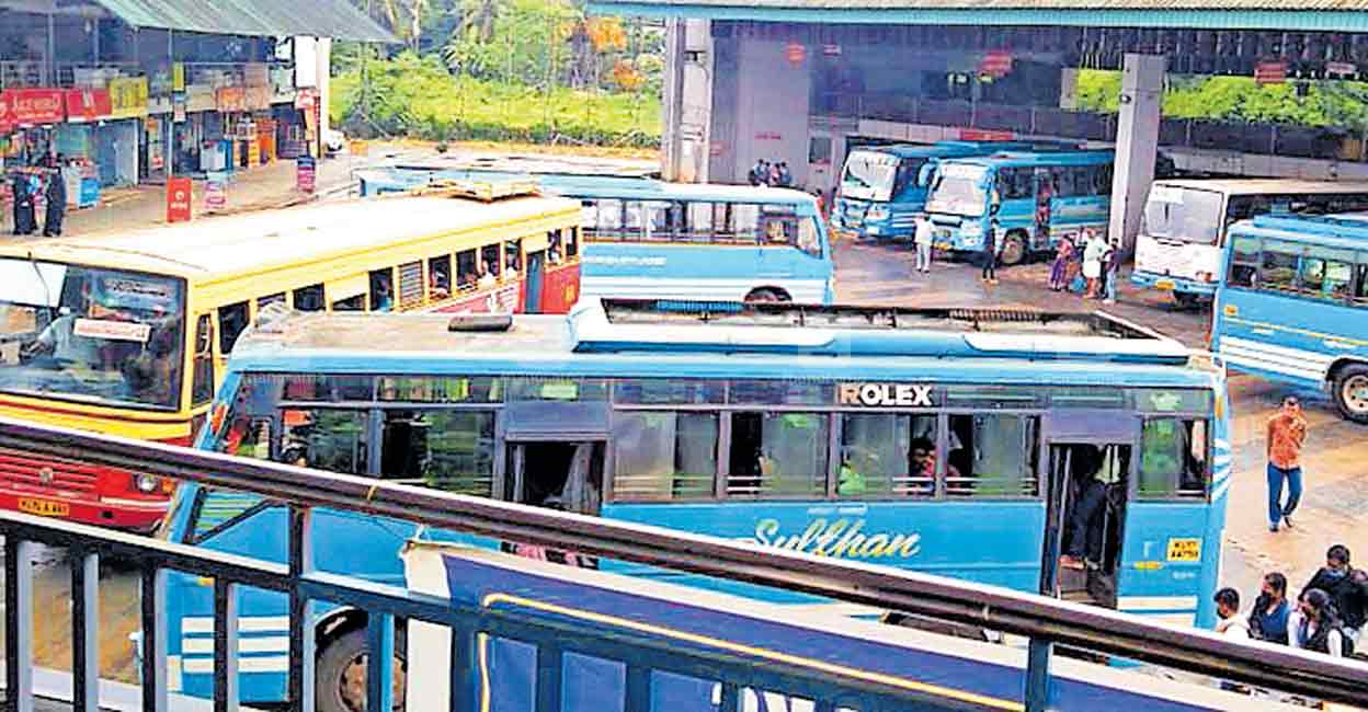 ബസുകൾ നിർത്തുന്നത് തോന്നുംപടി; സ്റ്റാൻഡിൽ യാത്രക്കാർക്ക് നെട്ടോട്ടം