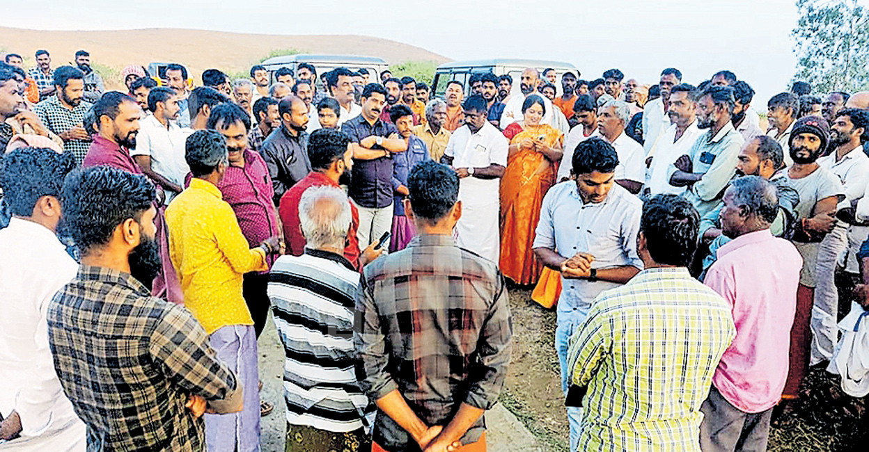 നാട്ടിൽ വിലസി കാട്ടാന; സമരവുമായി നാട്ടുകാർ