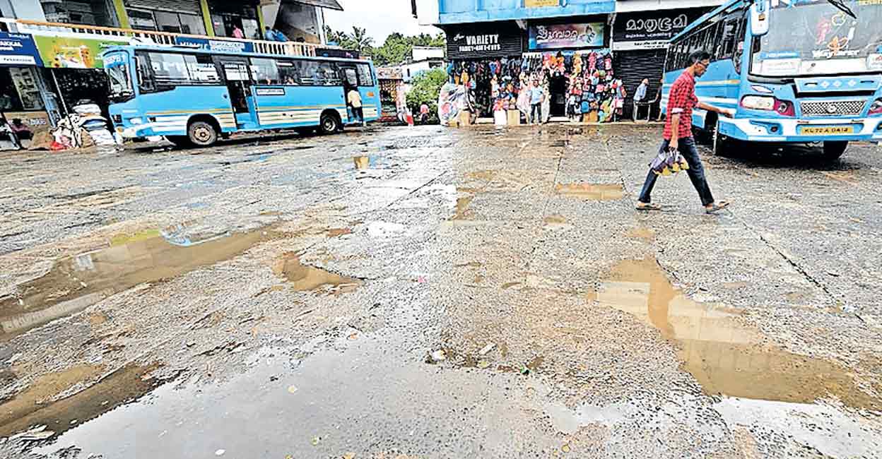 പനമരം ബസ് സ്റ്റാൻഡിലെ തകർന്ന സ്ലാബുകൾ നന്നാക്കാൻ നടപടിയില്ല