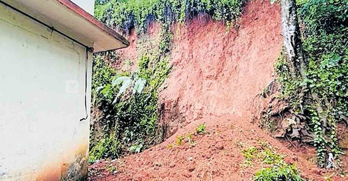 ബസ് സ്റ്റാൻഡിന് മണ്ണിടിച്ചിൽ ഭീഷണി | Wayanad rain update | Wayanad ...