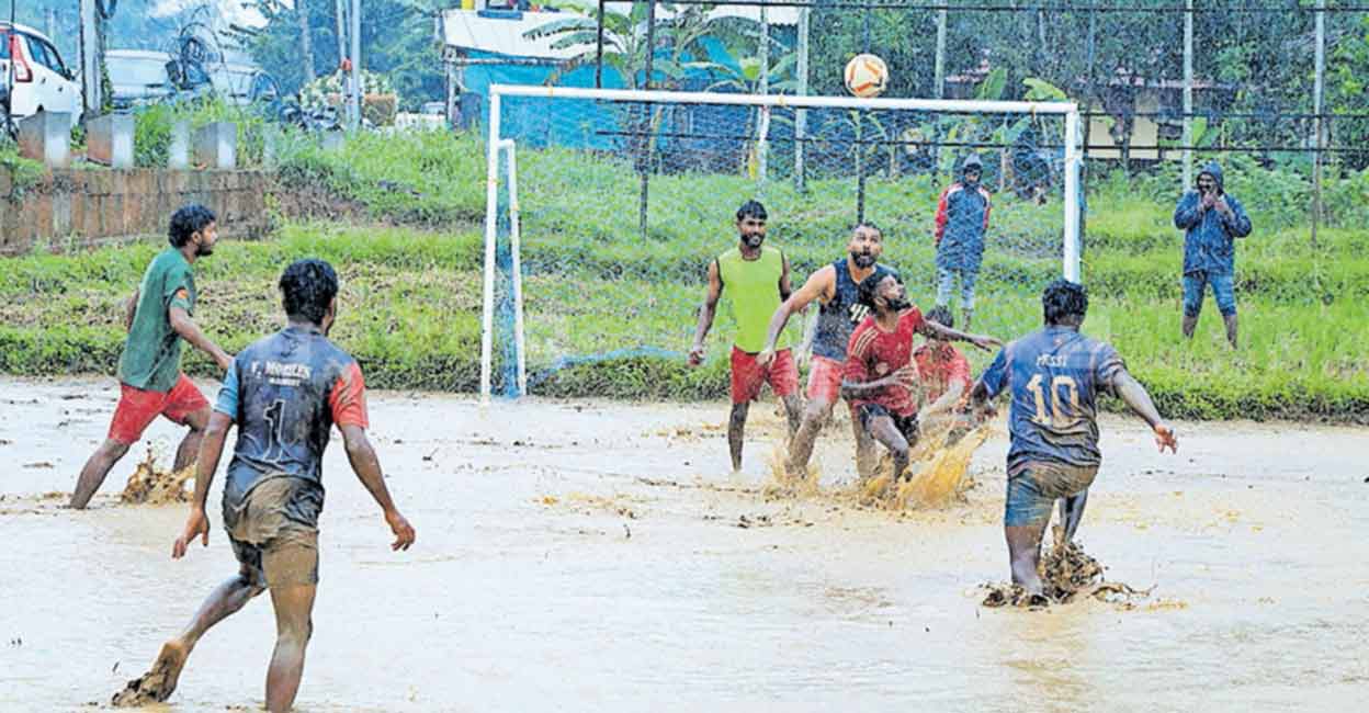 വള്ളിയൂർക്കാവിൽ ആവേശമായി ചെളിയിലെ കാൽപ്പന്തുകളി