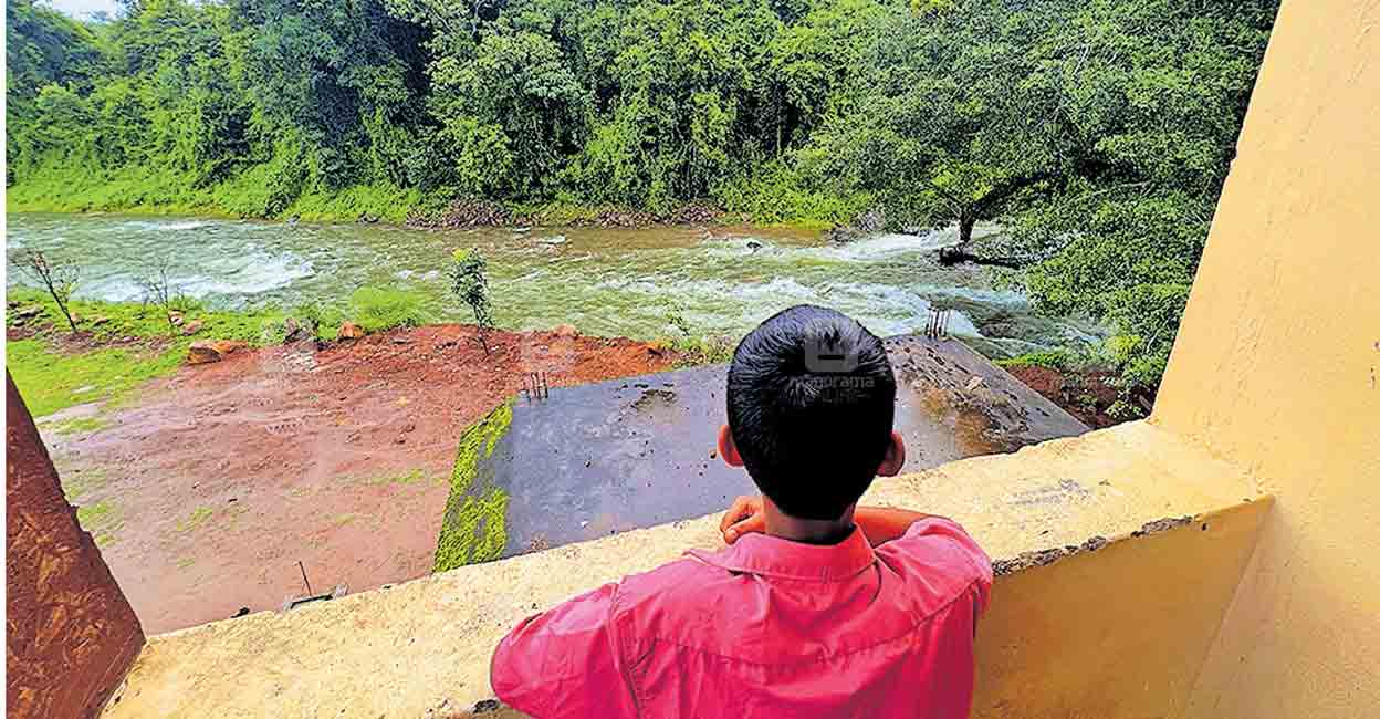 സ്കൂളിനു സമീപത്തെ പുഴയിൽ കുത്തൊഴുക്ക്; സുരക്ഷാ ഭീഷണി | Wayanad rain ...