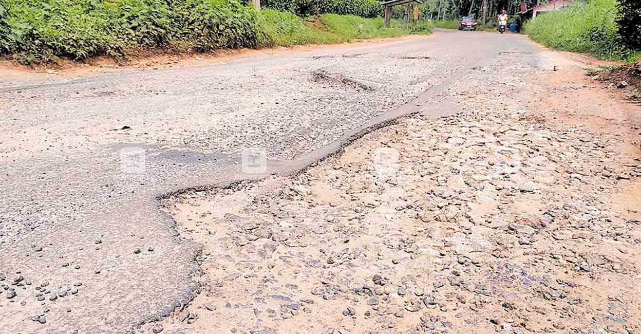 റോഡിന്റെ അടിത്തറയിളകിയിട്ടും അനക്കമില്ലാതെ മരാമത്തുവകുപ്പ്