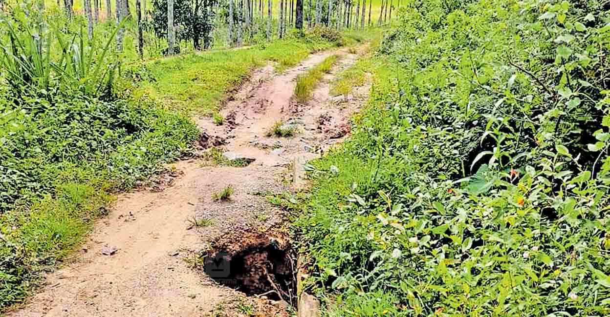 അമ്പുകുത്തി– വലിയമൂല റോഡിൽ ദുരിതയാത്ര തുടരുന്നു | Ambukuthi ...