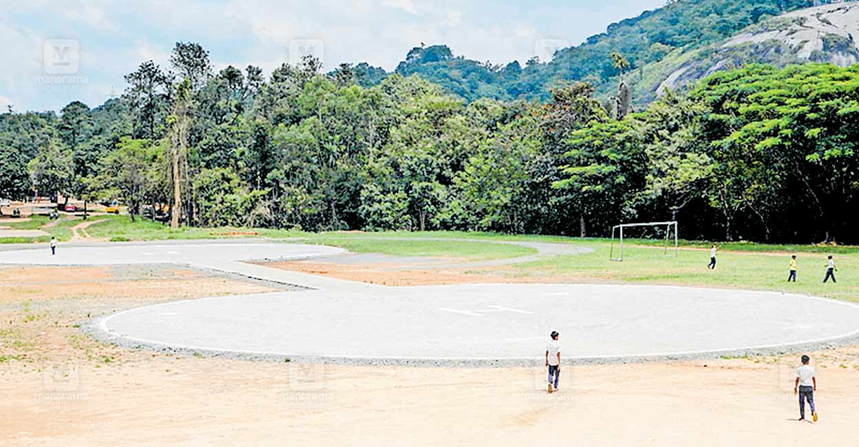 വിവിഐപികൾക്കായി താൽക്കാലിക ഹെലിപാഡുകൾ നിർമിച്ചത് സ്കൂൾ ഗ്രൗണ്ടിൽ; ഇപ്പോ ...