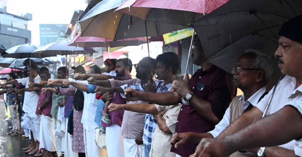 മുണ്ടക്കൈ–ചൂരൽമല ദുരന്തബാധിതരോടുള്ള വഞ്ചനയ്ക്കെതിരെ ഡിവൈഎഫ്‌ഐയുടെ ...