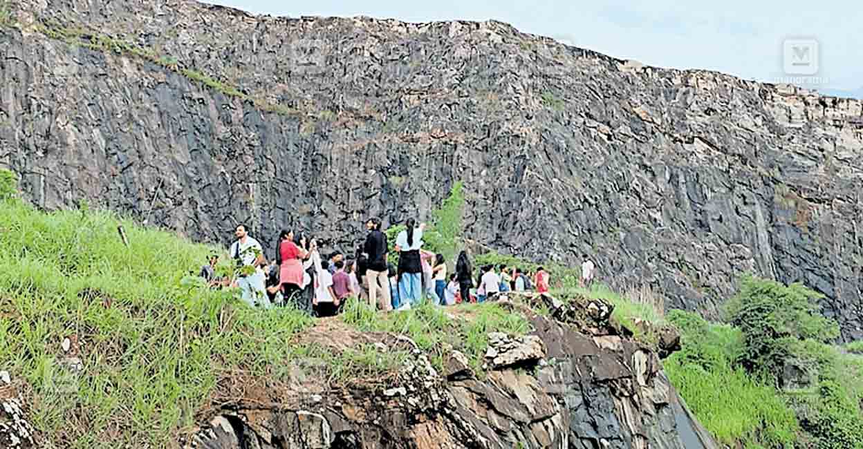 മലകൾ കീഴടക്കാം; മഞ്ഞണിഞ്ഞ വയനാട്ടിലേക്ക് സഞ്ചാരികളുടെ തിരക്ക് | Wayanad ...