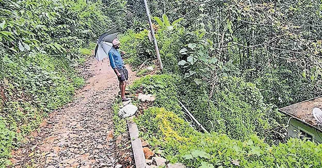 പ്രളയത്തിൽ തകർന്ന റോഡ് ഇനിയും നന്നാക്കിയില്ല