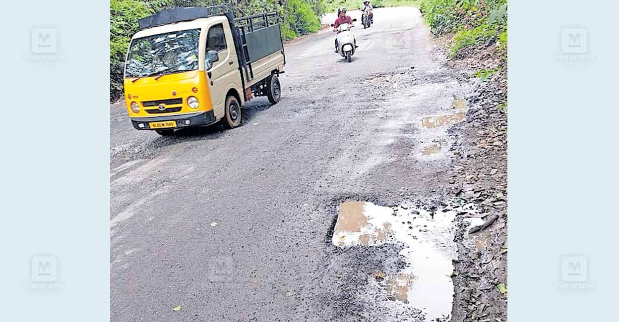 അടച്ച കുഴികൾ തിരിച്ചെത്തി; കമ്പളക്കാട് മുതൽ കൈനാട്ടി വരെ യാത്ര ദുഷ്കരം ...