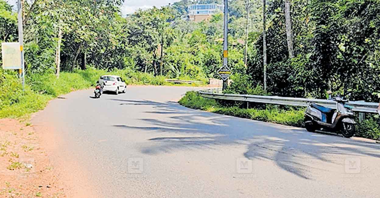 അപകട മേഖലയായി എടത്തറക്കടവ് പാലം; കെഎസ്ആർടിസി ബസ് രക്ഷപ്പെട്ടത് ...