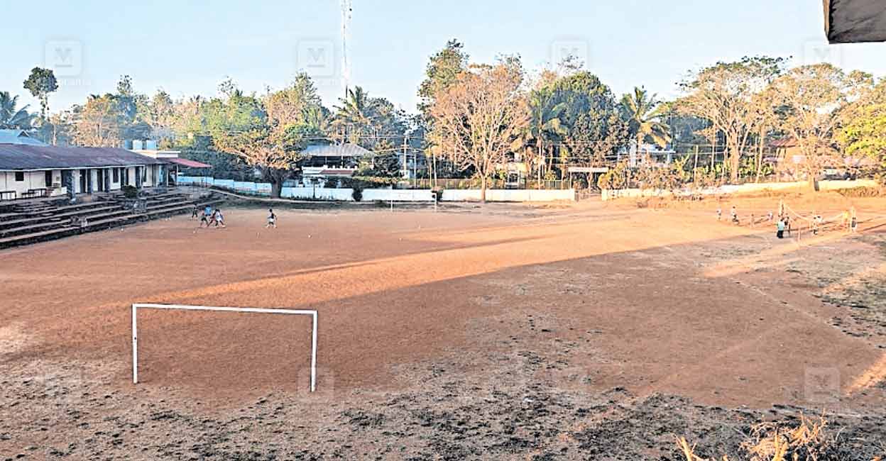 മാതമംഗലം സ്കൂൾ മൈതാനത്ത് കെട്ടിടത്തർക്കം | Bathery | Mathamangalam ...