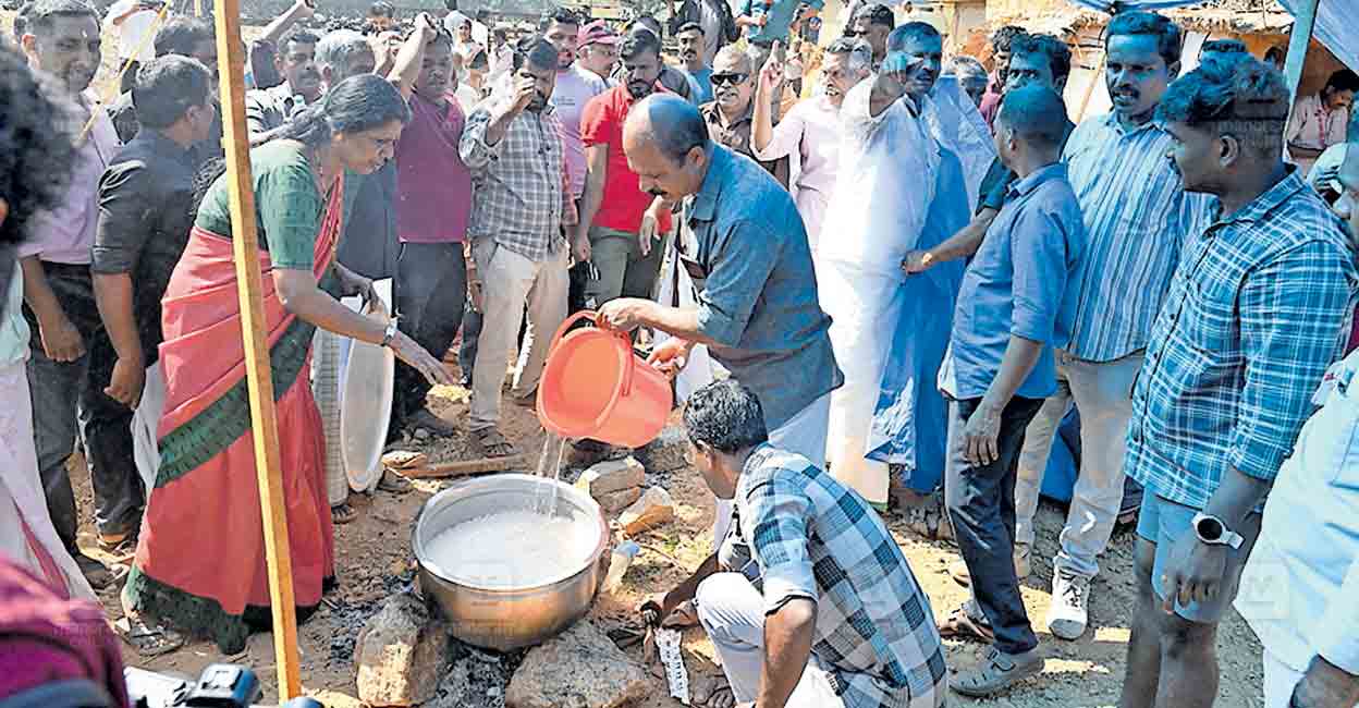 വീടെവിടെ, ഉറപ്പെവിടെ സർക്കാരേ? ദുരന്തബാധിതർ ഒത്തുകൂടി; പുനരധിവാസം ...