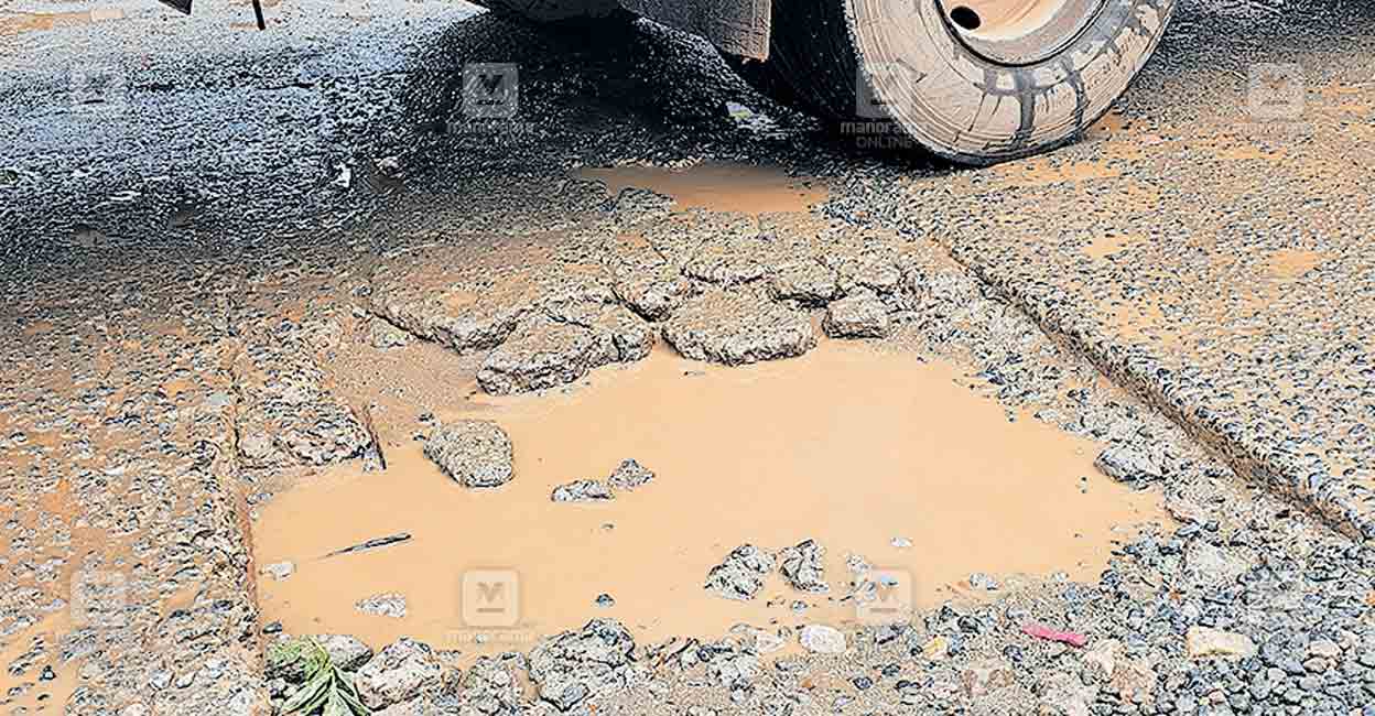 ചെളി, വെള്ളക്കെട്ട്, കുണ്ടും കുഴിയും; പനമരം ബസ് സ്റ്റാൻഡിൽ യാത്രക്കാരെ ...