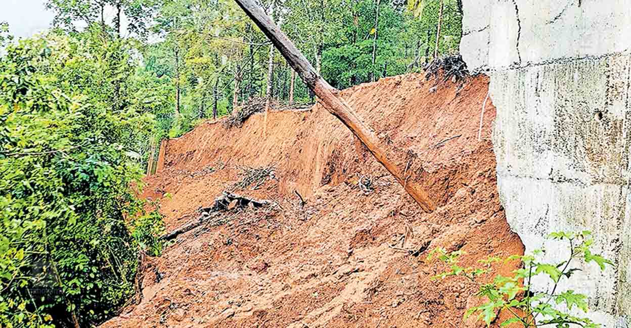 മഴ കനത്തു, മണ്ണിടിഞ്ഞു; 15 കുടുംബങ്ങൾ ആശങ്കയിൽ | Vythiri landslide ...