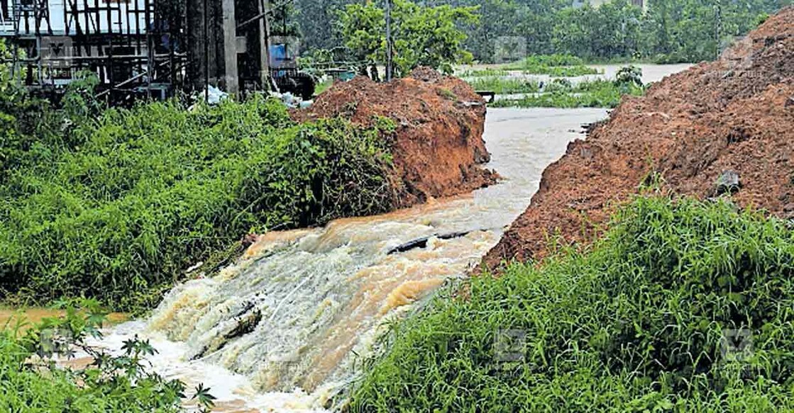 കനാൽ നിർമാണത്തിനായി തോട് നികത്തി; നാട്ടുകാരുടെ പ്രതിഷേധത്തെ തുടർന്ന് ...