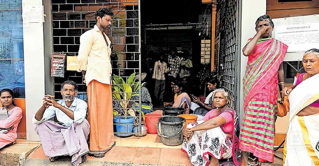 വെള്ളവും വഴിയുമില്ല; പഞ്ചായത്ത് പ്രസിഡന്റിനെ ഉപരോധിച്ചു | Cherukunnu ...
