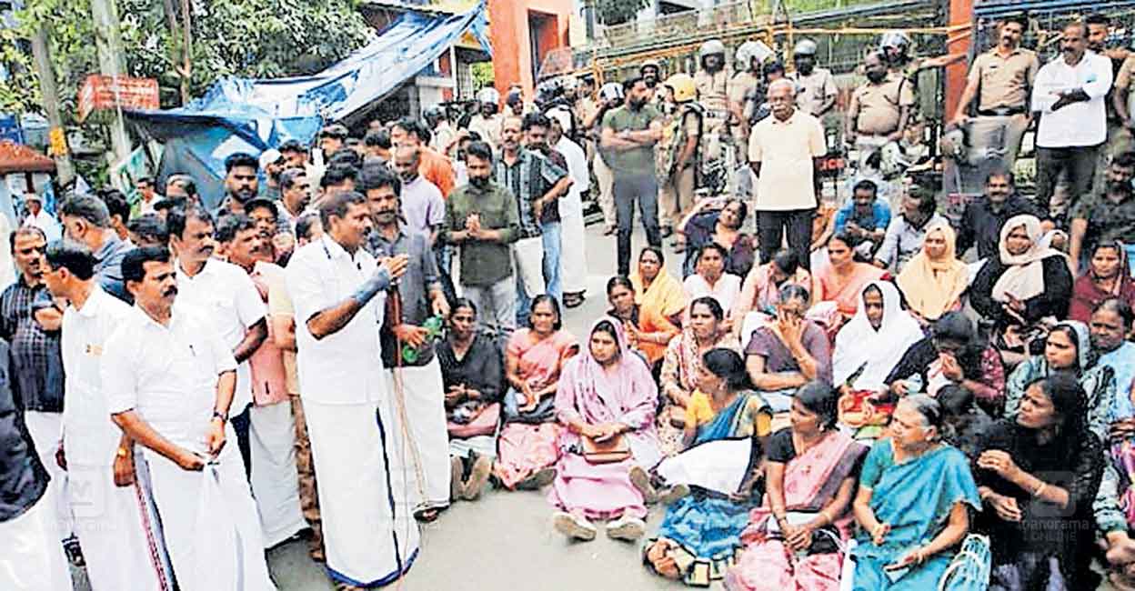 പുനരധിവാസ പട്ടികയിലെ അപാകത; ദുരന്തബാധിതർ കലക്ടറേറ്റ് മാർച്ച് നടത്തി ...