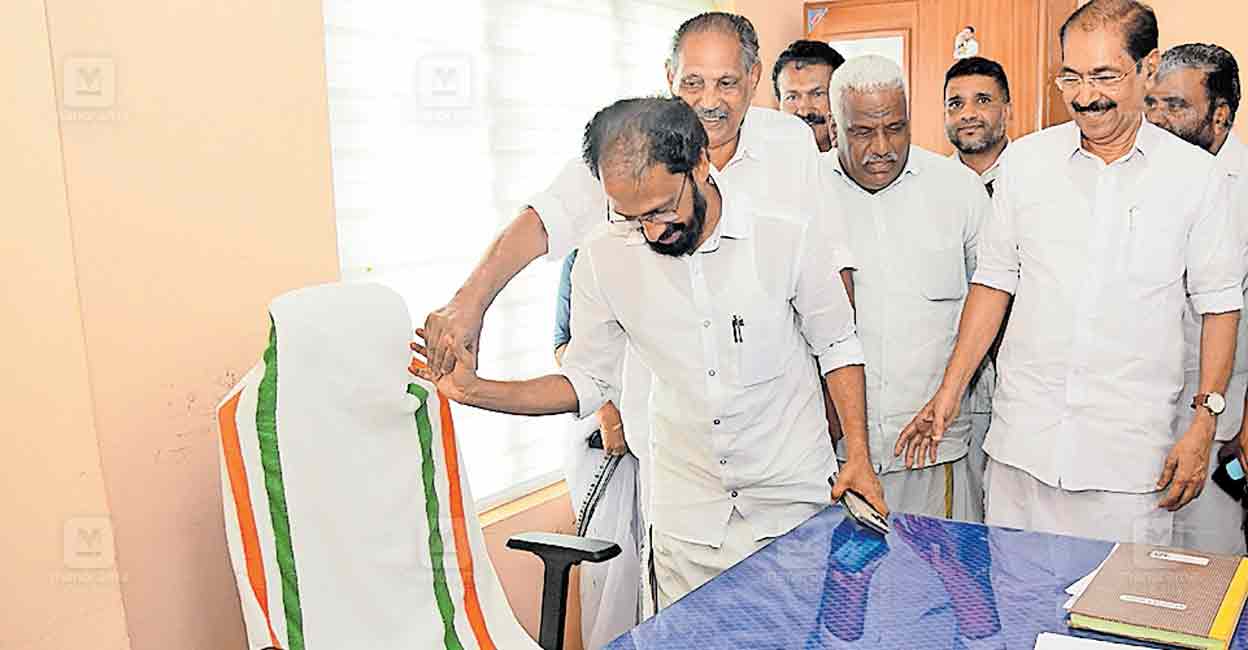 ഐസക്കിന് ആലിംഗനം; ഹാപ്പിയായി അപ്പച്ചൻ | Wayanad DCC President | TJ ...