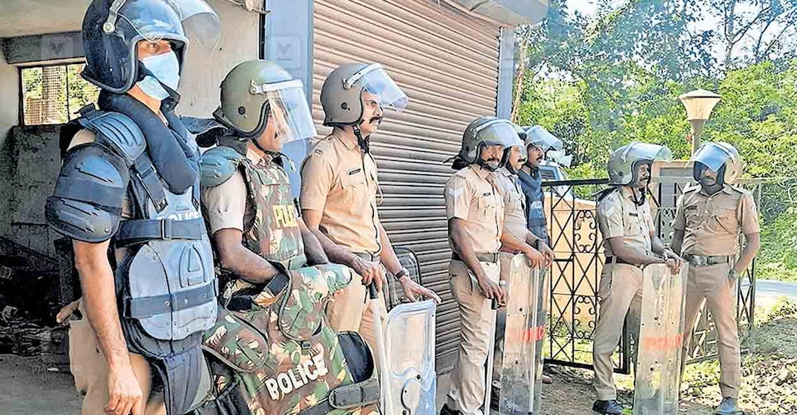 പ്രതിഷേധക്കാരെ നേരിടാൻ വീണ്ടും ലാത്തി, ഷീൽഡ്.. | Wayanad police ...