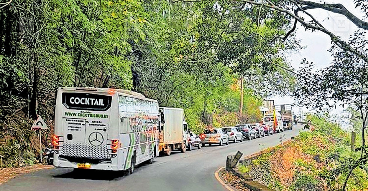 വാഹന ബാഹുല്യത്തിൽ വീർപ്പുമുട്ടി; താമരശ്ശേരി ചുരത്തിൽ കുരുങ്ങി വയനാട് ...