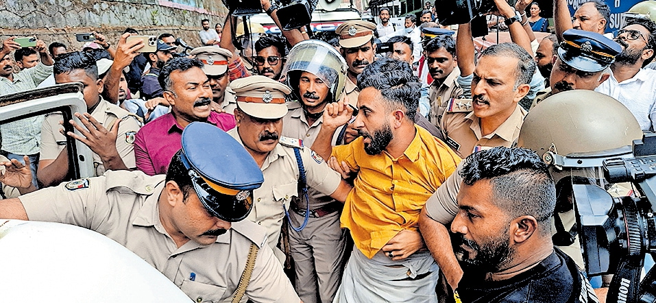 ‘അന്വേഷണം പുരോഗമിക്കുന്നു; പിഴവ് സംഭവിച്ചിട്ടുണ്ടെങ്കിൽ അവർക്കൊപ്പം നി ...