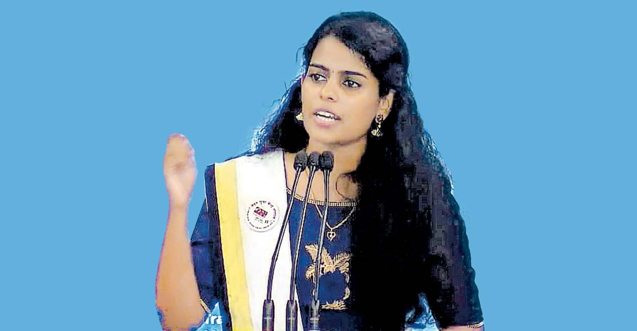 മൂന്ന് മിനിറ്റ് പ്രസംഗം,നിറഞ്ഞ കൈയടി; മലയാളികളുടെ അഭിമാനമുയർത്തി അനുഷ ...