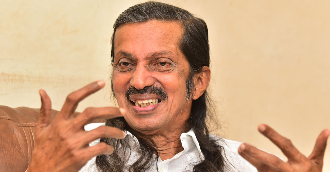 ഒരു ഉണ്ടൻപൊരി വാങ്ങിക്കഴിച്ചു വെള്ളവും കുടിച്ചാണു വിശപ്പടക്ക ...