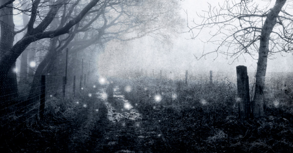 ആത്മാക്കൾ പ്രകാശനാളമായി ആകാശത്ത്; ‘മൃതദേഹ മെഴുകുതിരിവെട്ട’ത്തിന്റെ ...