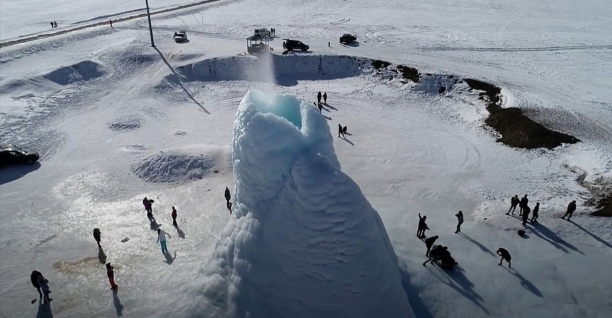 പൊടുന്നനെ പ്രത്യക്ഷപ്പെട്ടത് പുകയുന്ന കൂറ്റൻ ‘മഞ്ഞ് അഗ്നിപർവതം ...