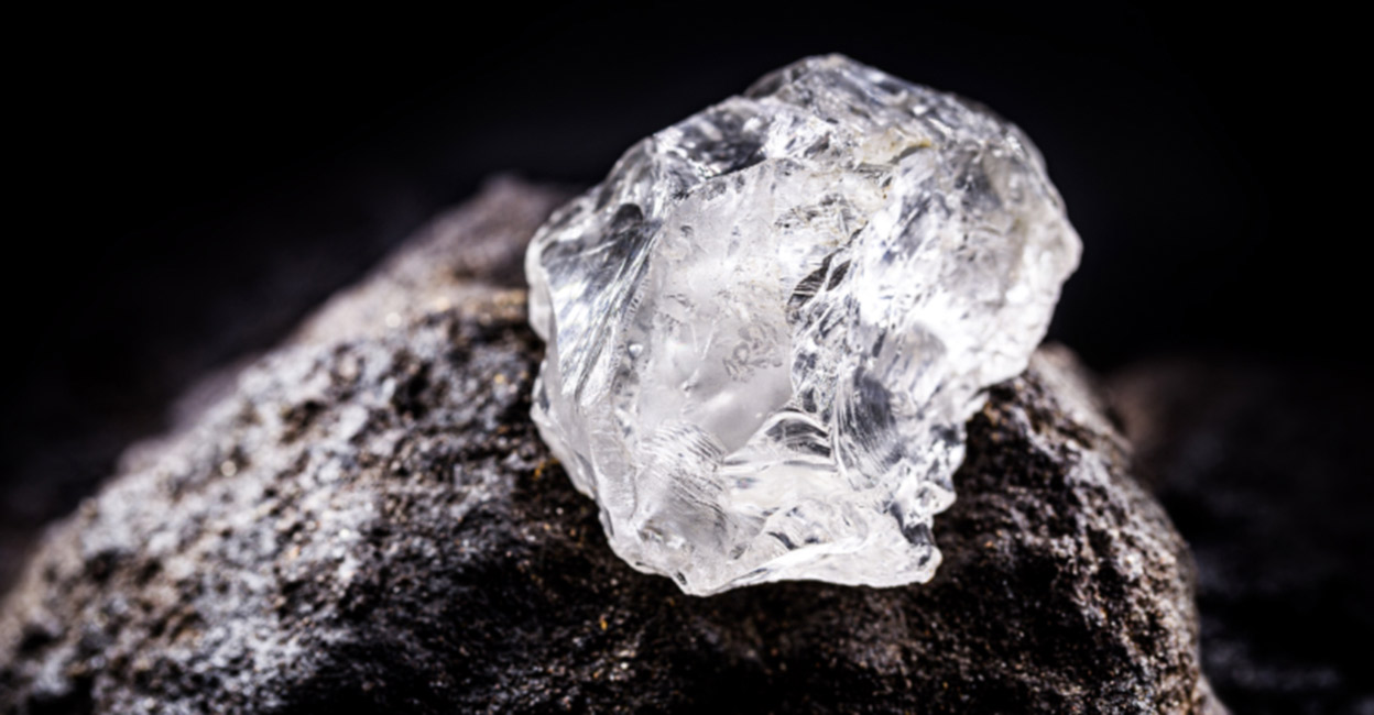 വീട്ടമ്മയെ ഭാഗ്യം കടാക്ഷിച്ചത് വജ്രത്തിന്റെ രൂപത്തിൽ; ലക്ഷാധിപതിയായി ...