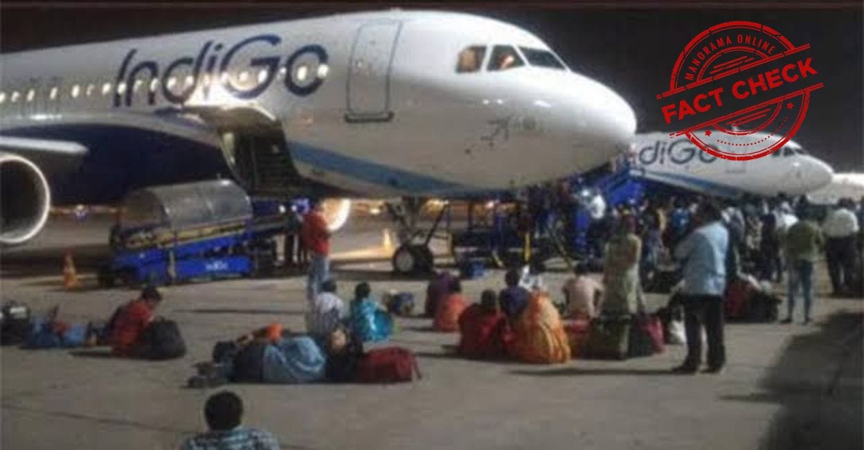 ഇന്‍ഡിഗോ വിമാനത്തിനു വെളിയിലായി ആളുകൾ നിലത്തിരിക്കുന്ന ചിത്രം ...