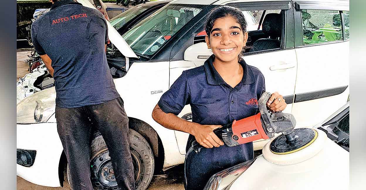 ബസ് ഓടിക്കുന്ന ആൻമേരി, എൻജിൻ പണിയുന്ന ഹെൽന; വാഹന ലോകത്തെ രണ്ട് ...
