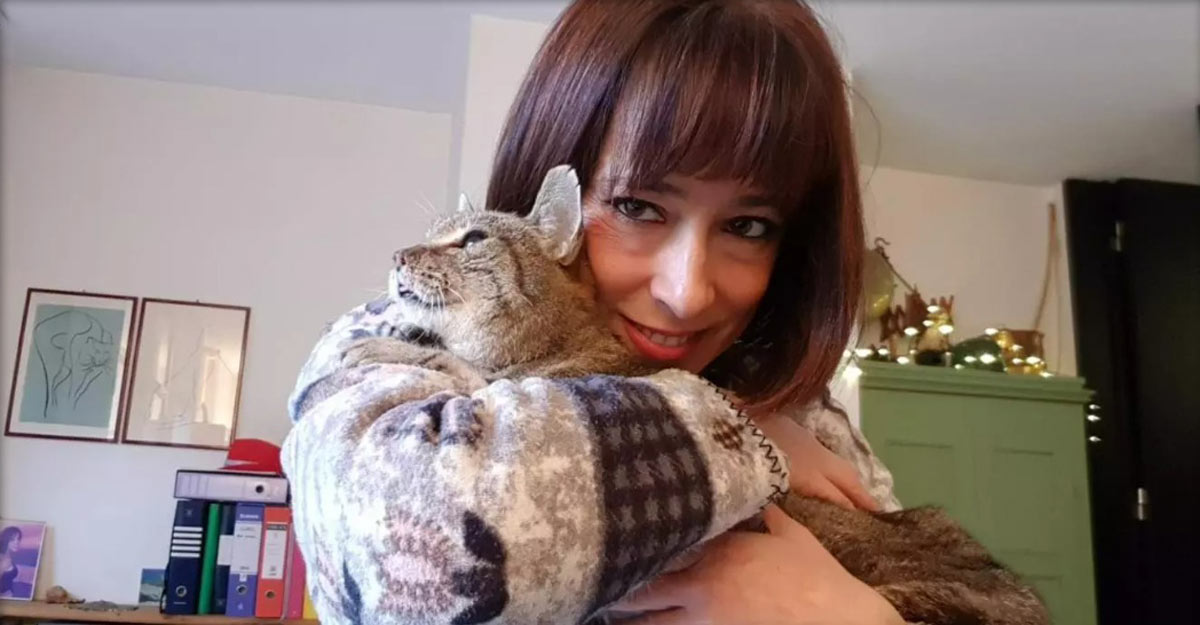 എട്ടു വർഷങ്ങൾക്കു ശേഷം പ്രിയപ്പെട്ട പൂച്ചയെ തിരിച്ചുകിട്ടിയ സന്തോഷത്തി ...