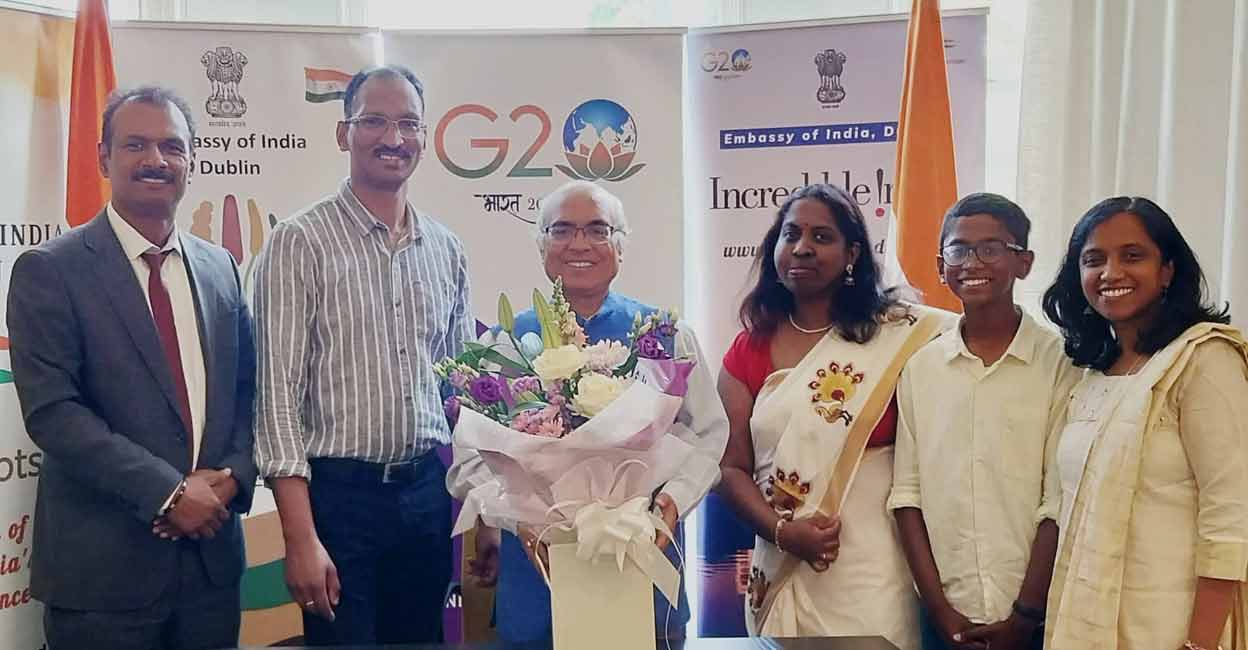 അശ്വതി പ്ലാക്കലിന്റെ പുസ്കത്തിന്റെ ആദ്യ പതിപ്പ് ഇന്ത്യൻ അംബാസഡർക്ക് ...